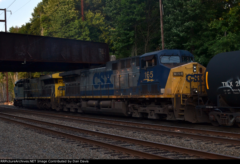 CSX AC44CW 165 trails 661 on Q410-15